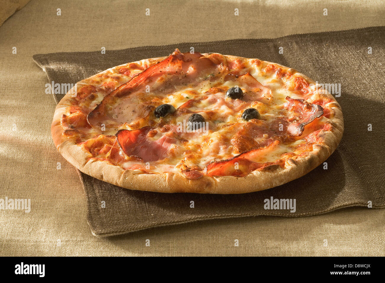 Ham pizza hi-res stock photography and images - Alamy
