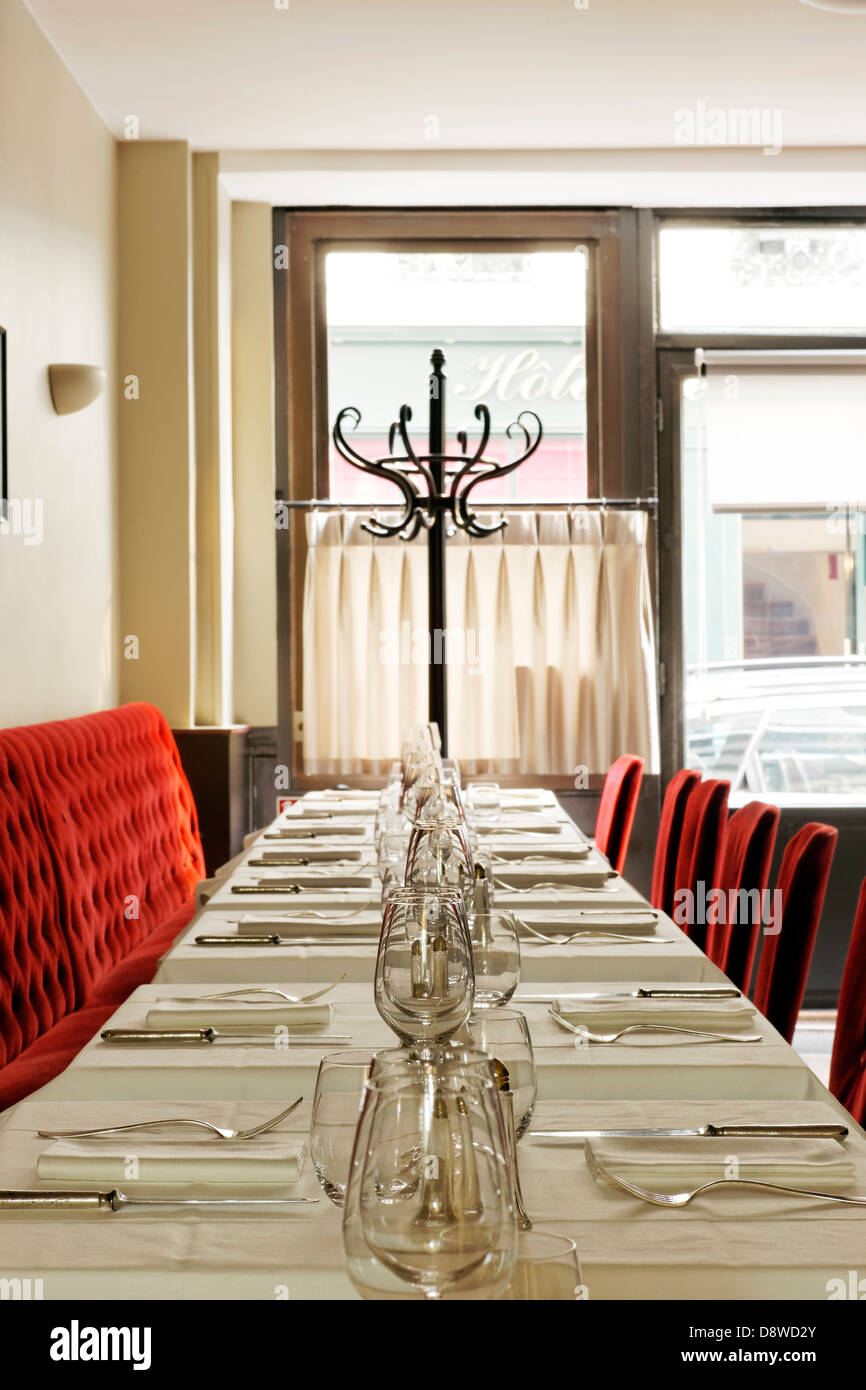 Tables in a restaurant hi-res stock photography and images - Alamy