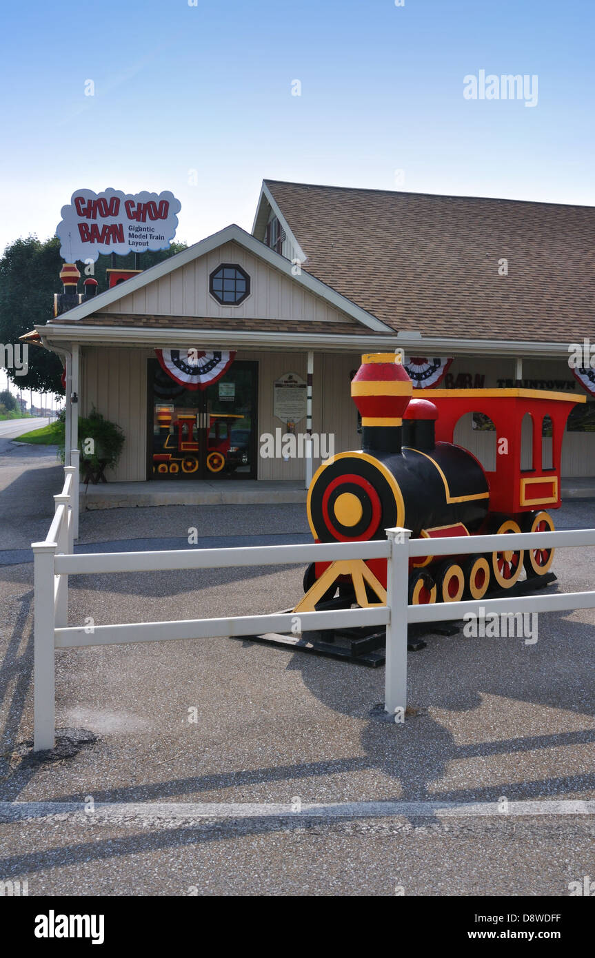 Life-size model train engine at the National Toy Train Museum in ...