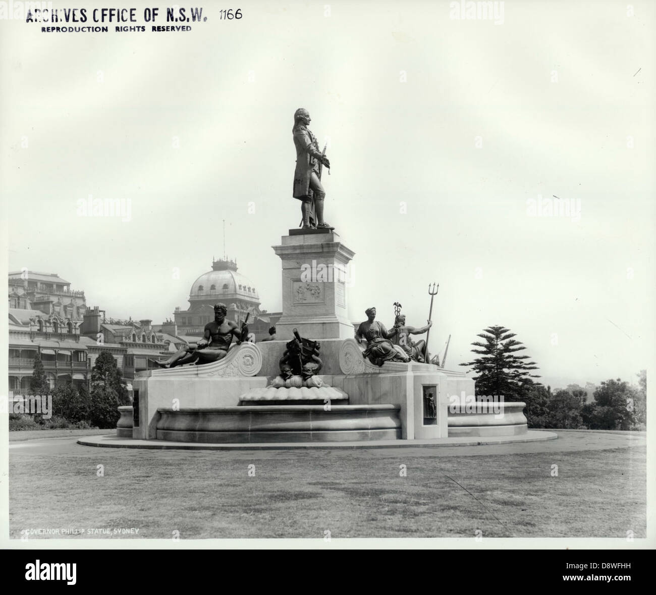 The Governor Phillip statue located in the Botanic Gardens of Sydney ...