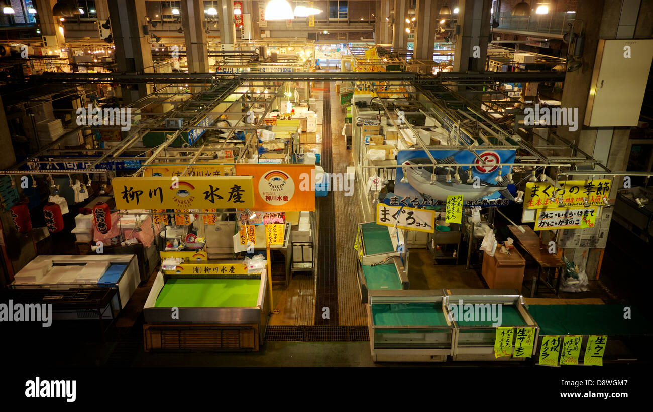 Fish stall in action at the Karato Fish Market in Shimonoseki Stock ...