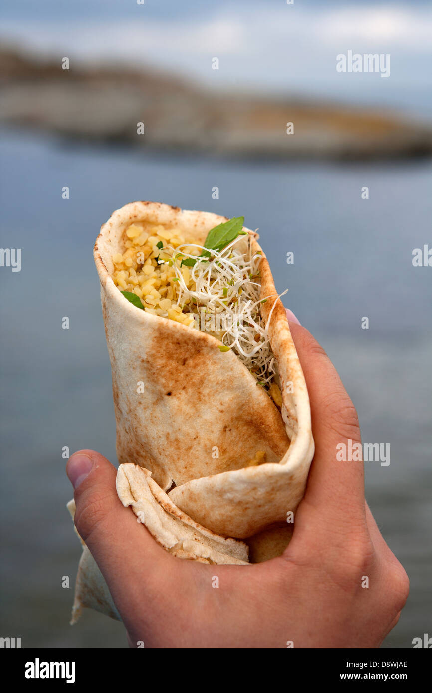 Hand wrap hi-res stock photography and images - Alamy