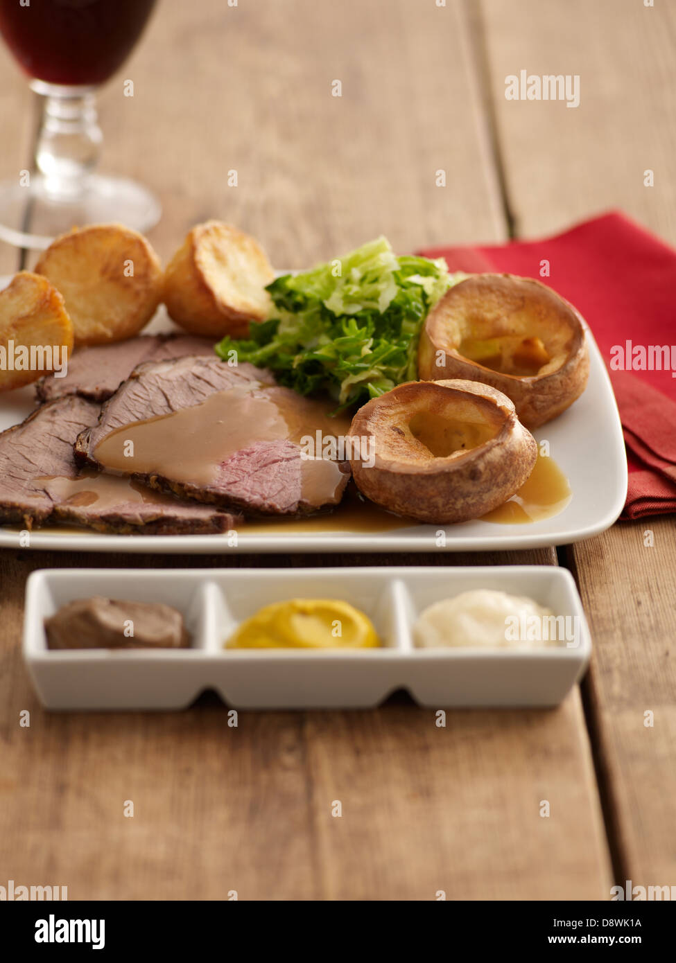 Yorkshire puddings with roast beef and gravy hi-res stock photography ...