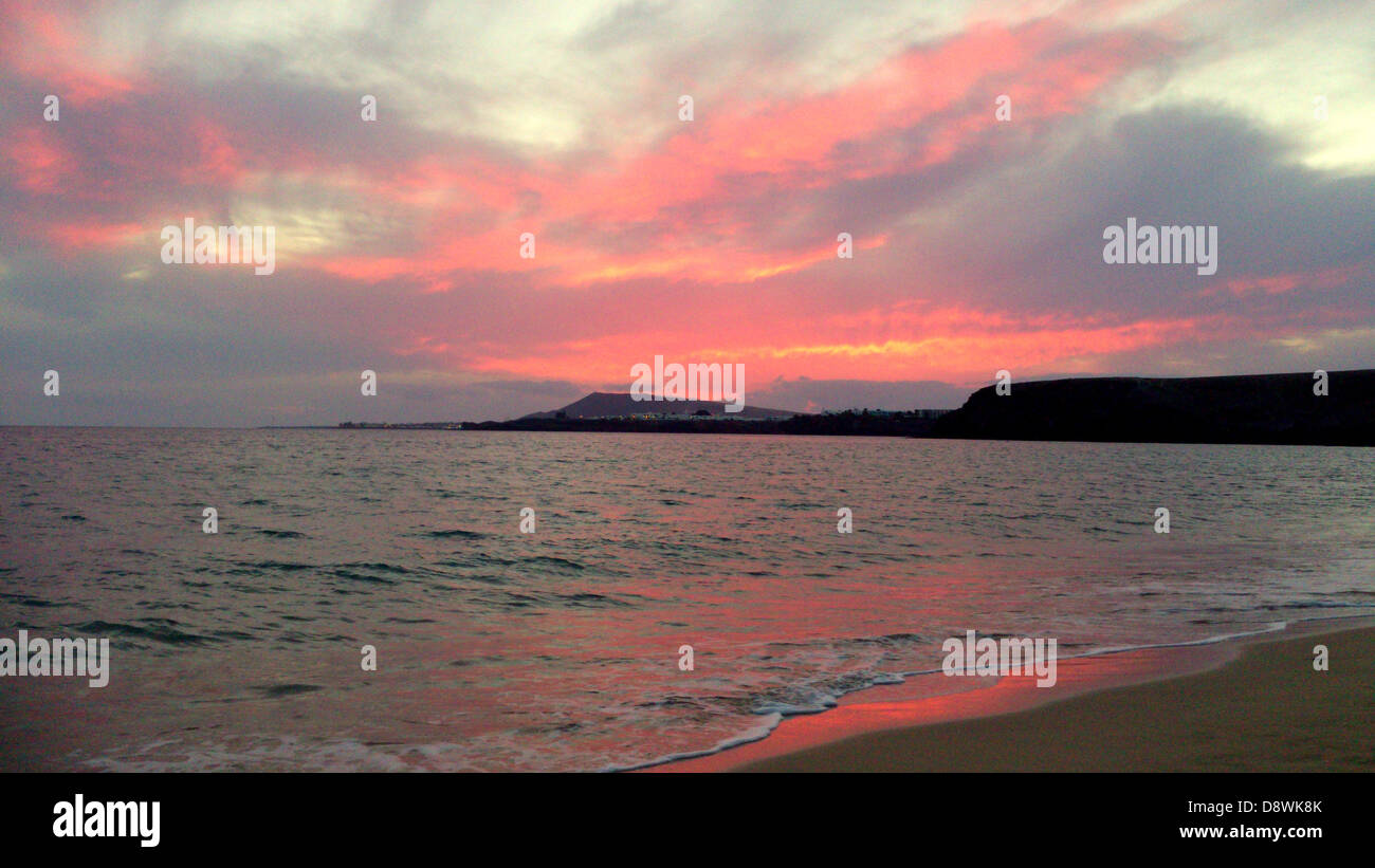 Red sunset with waves hi-res stock photography and images - Alamy