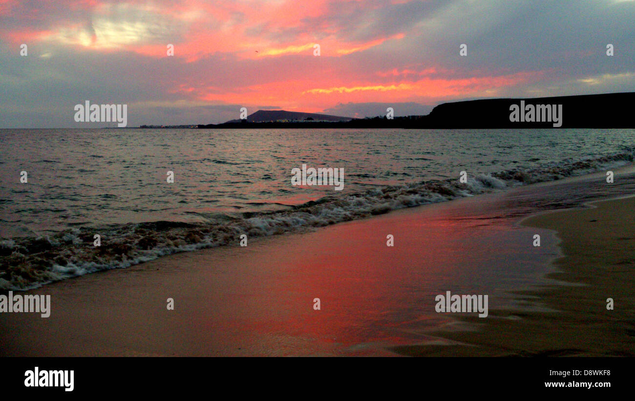 Red sunset with waves hi-res stock photography and images - Alamy