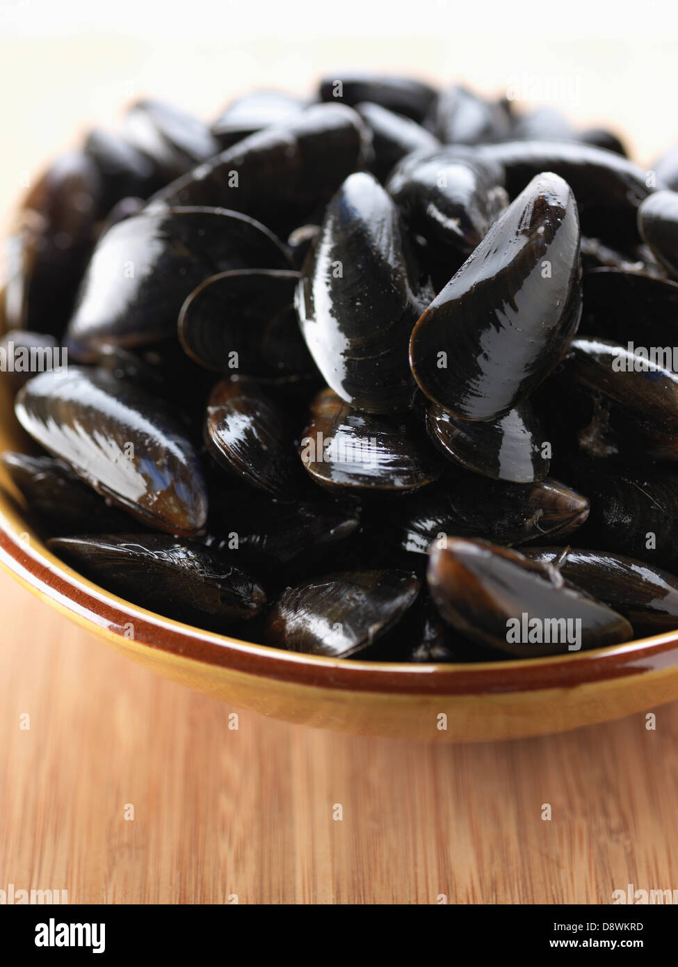 Raw mussels before cooking Stock Photo - Alamy