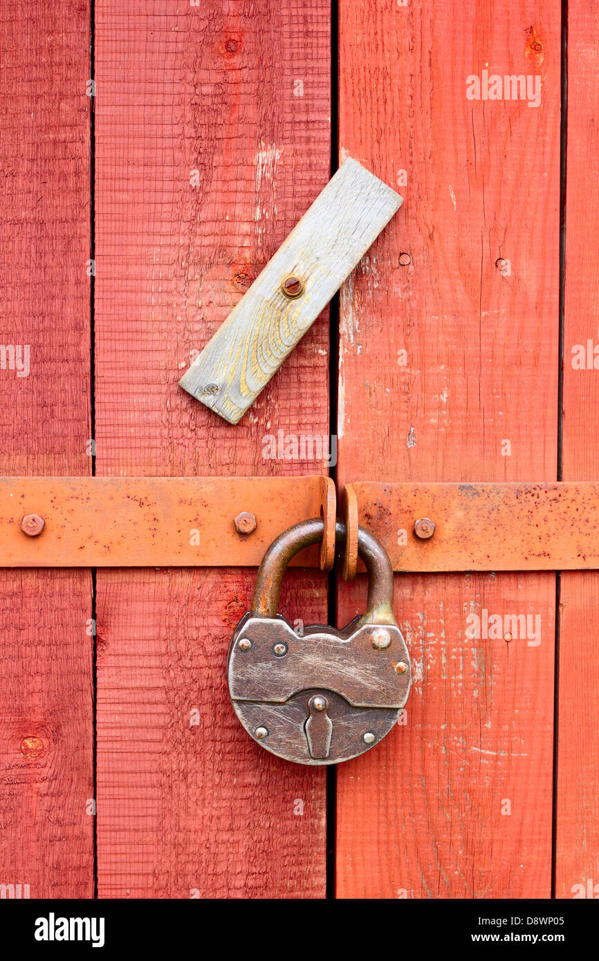 The padlock locking the wooden door Stock Photo - Alamy