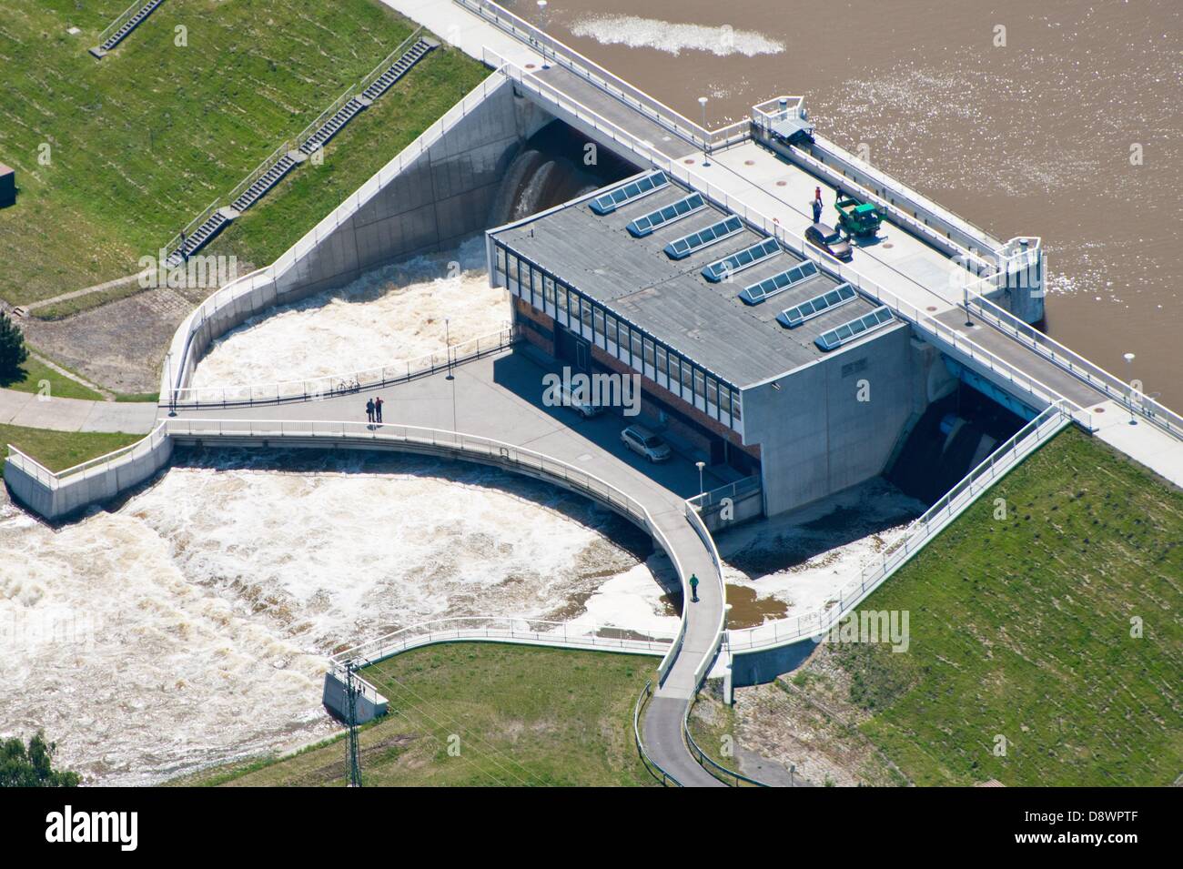 Flood water of the Elbe streams out of the overflow of the Spremberg ...