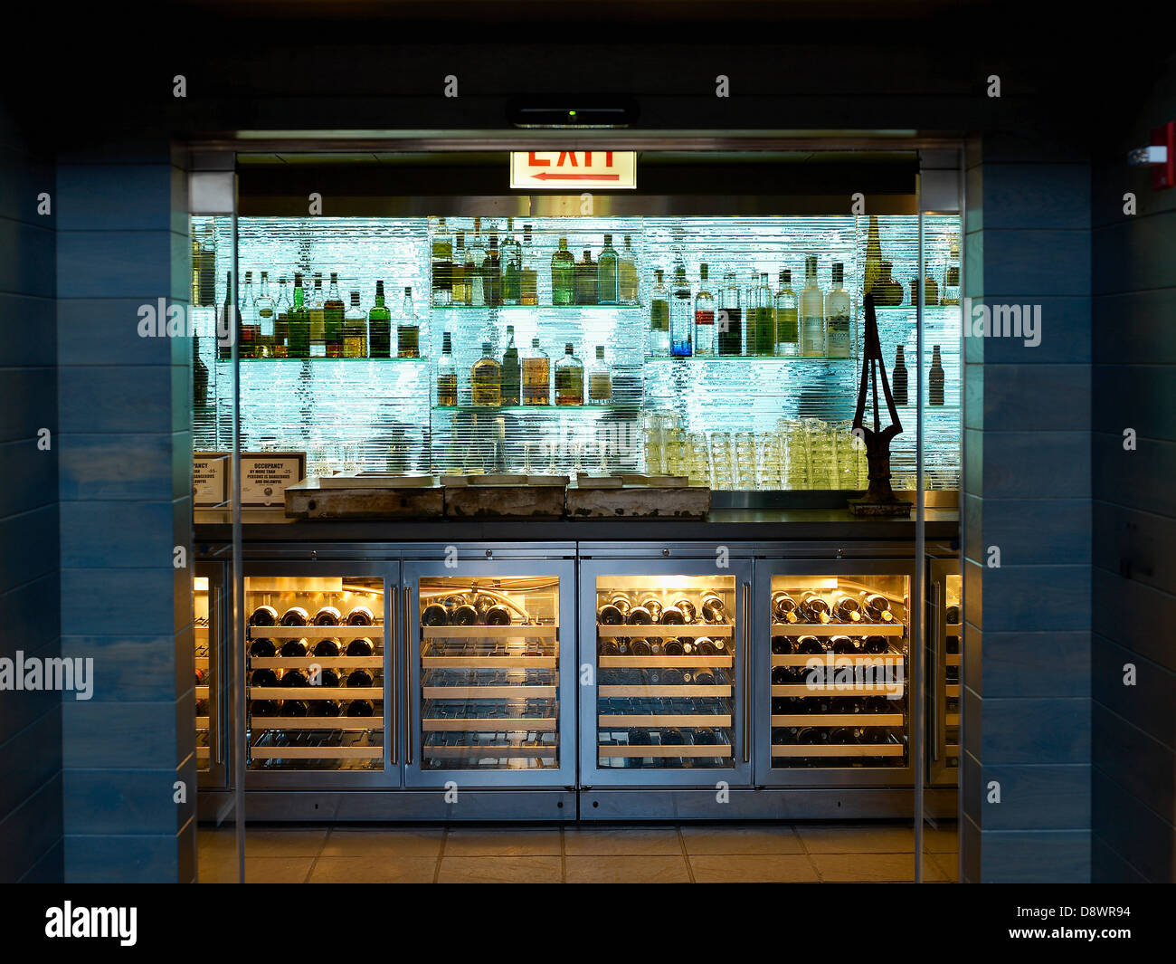 Store window chicago hi-res stock photography and images - Alamy