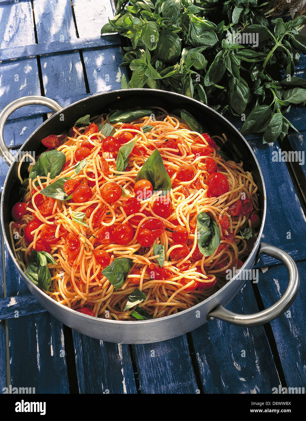 Cooking pot of spaghetti with cherry tomatoes and basil Stock Photo - Alamy