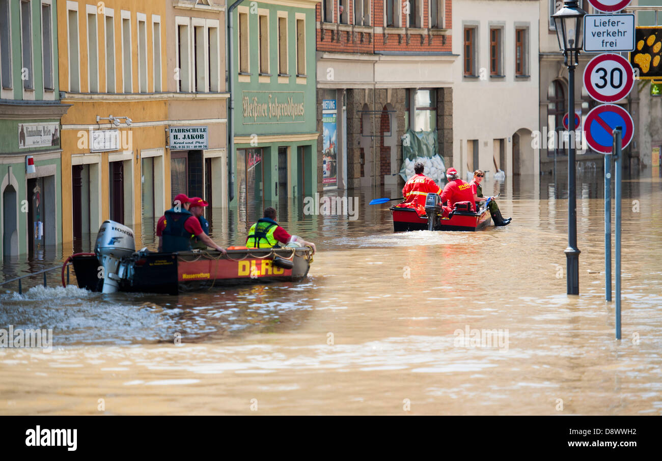 Emergency dinghis patrol through the flooded streets of Meissen ...