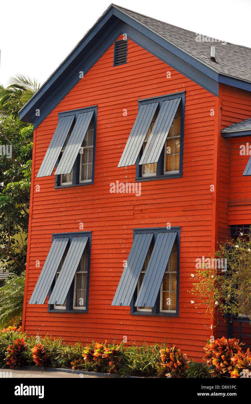 Windows on side house hi-res stock photography and images - Alamy