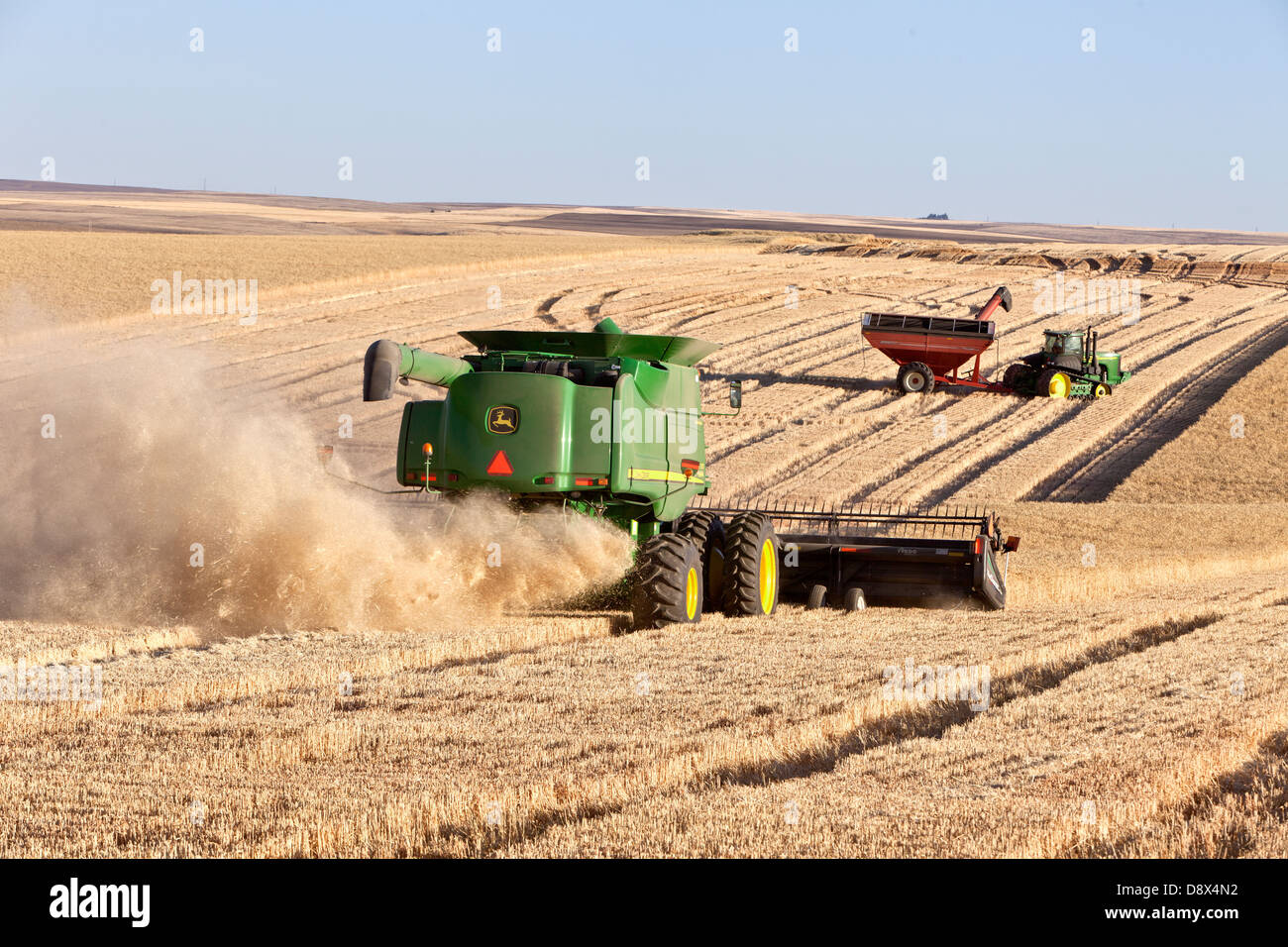 Combine threshing hi-res stock photography and images - Alamy