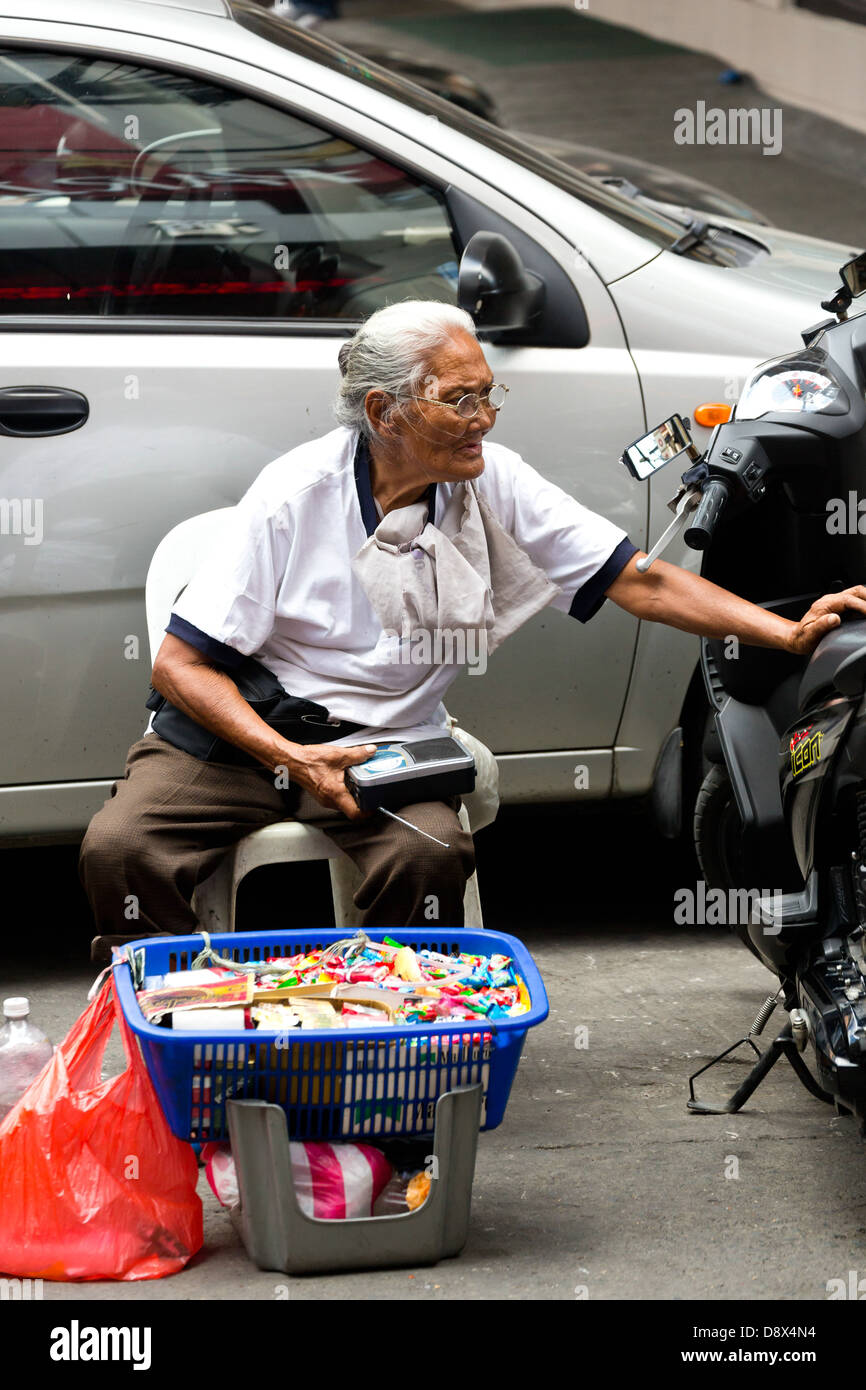 Manila street vendor hi-res stock photography and images - Alamy