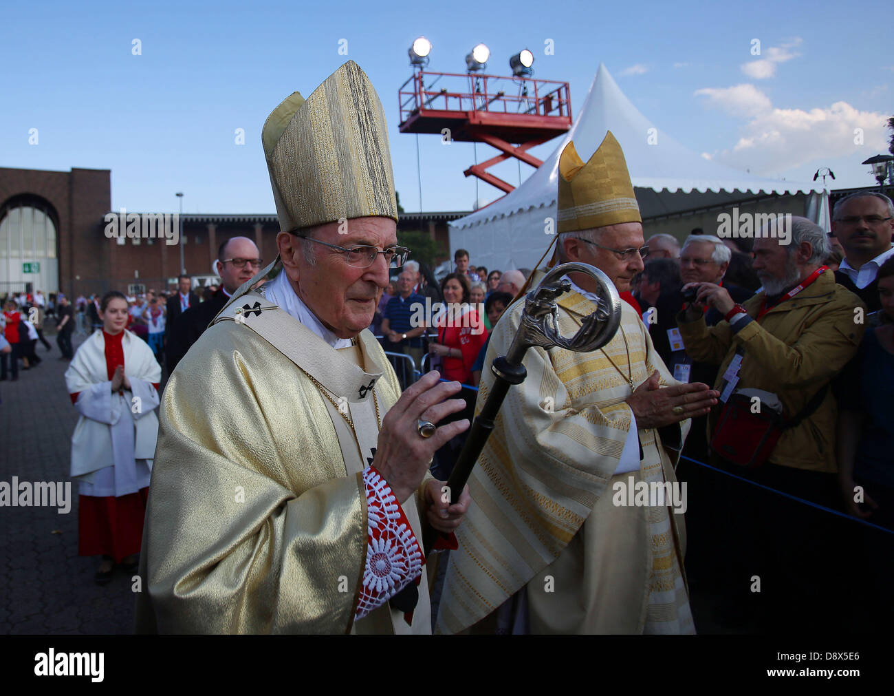 The cardinal of Cologne, Joachim Meisner (L), and the chairman of the ...