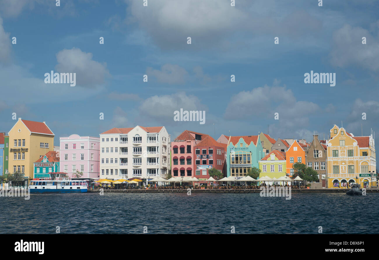Houses of the Handelskade in Willemstad Stock Photo - Alamy