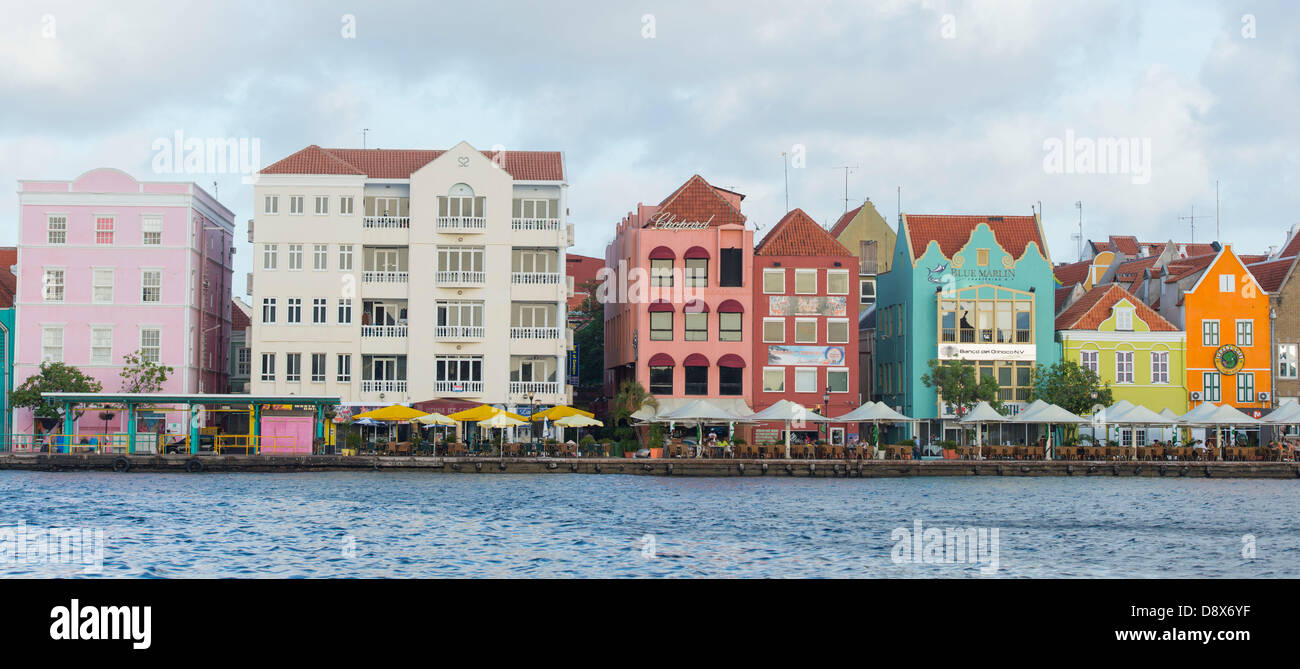 Houses of the Handelskade in Willemstad Stock Photo - Alamy