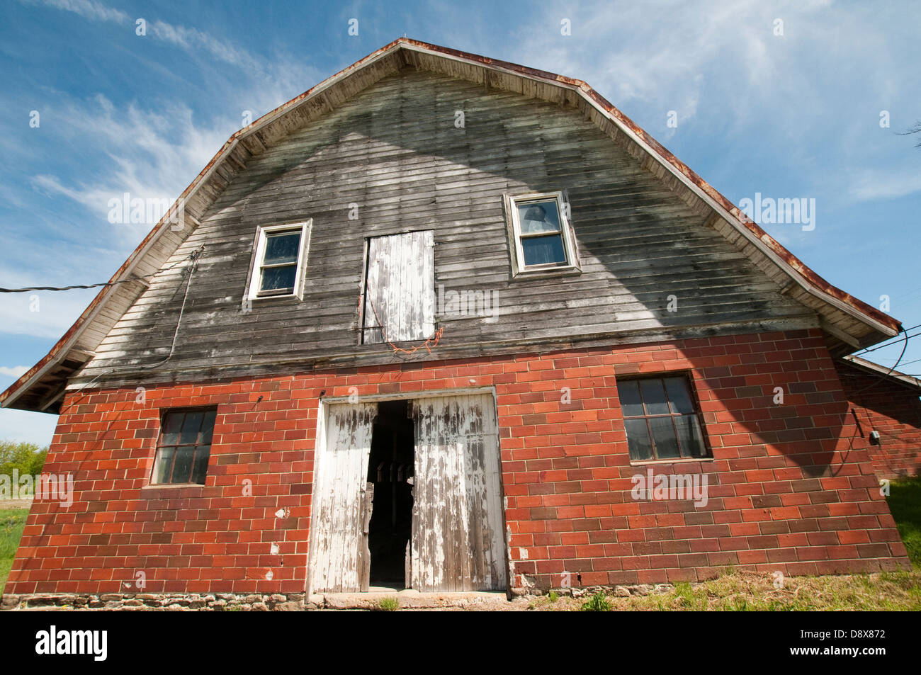 Old empty farm shed hi-res stock photography and images - Alamy