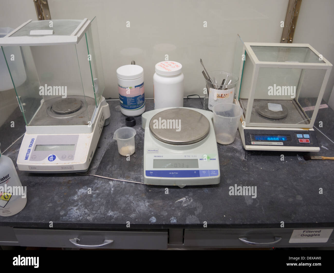 Laboratory bench hi-res stock photography and images - Alamy