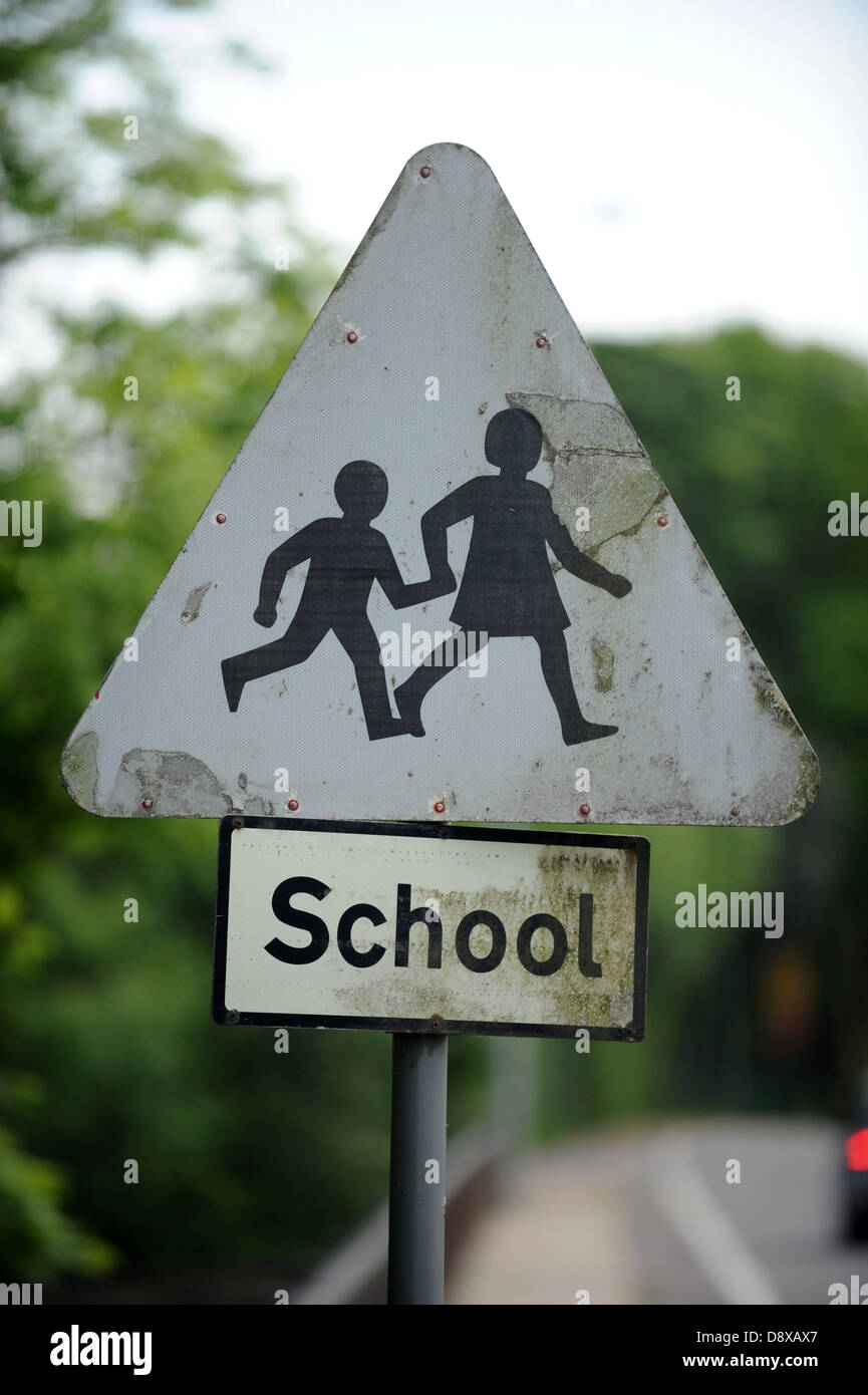 School crossing sign hi-res stock photography and images - Alamy