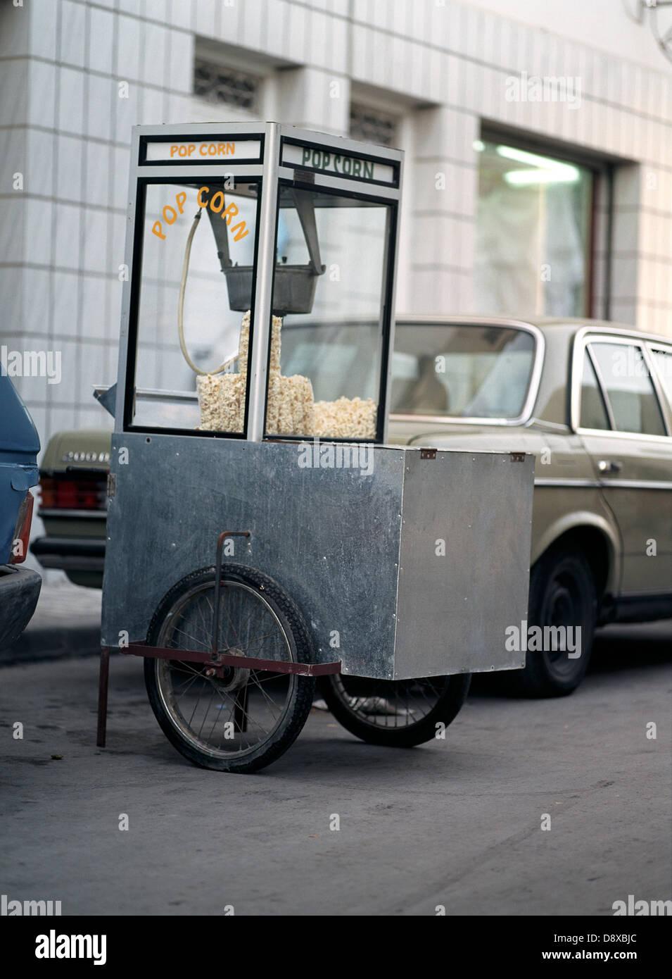 A street vendors cart with popcorn Stock Photo - Alamy