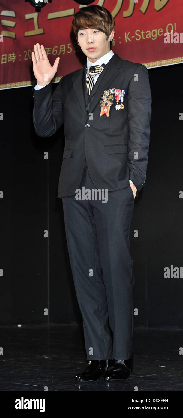 Kiss in tokyo hi-res stock photography and images - Alamy