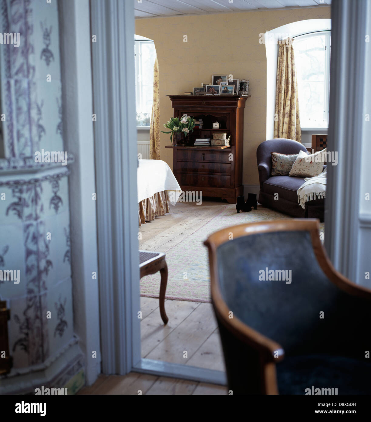 View through doorway to bedroom hi-res stock photography and images - Alamy