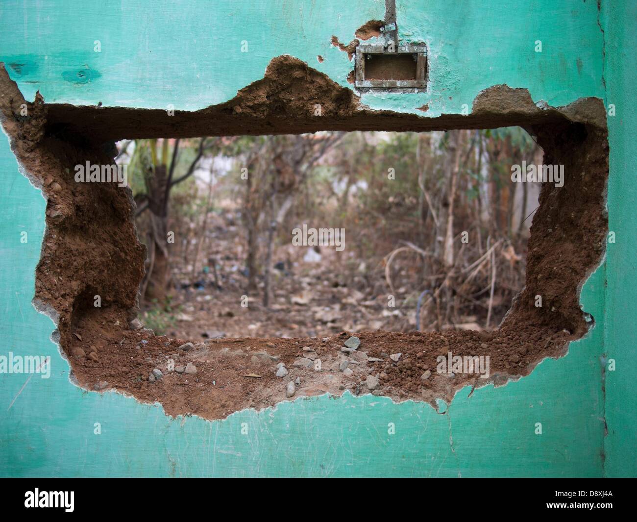 Hole in the wall india hi-res stock photography and images - Alamy