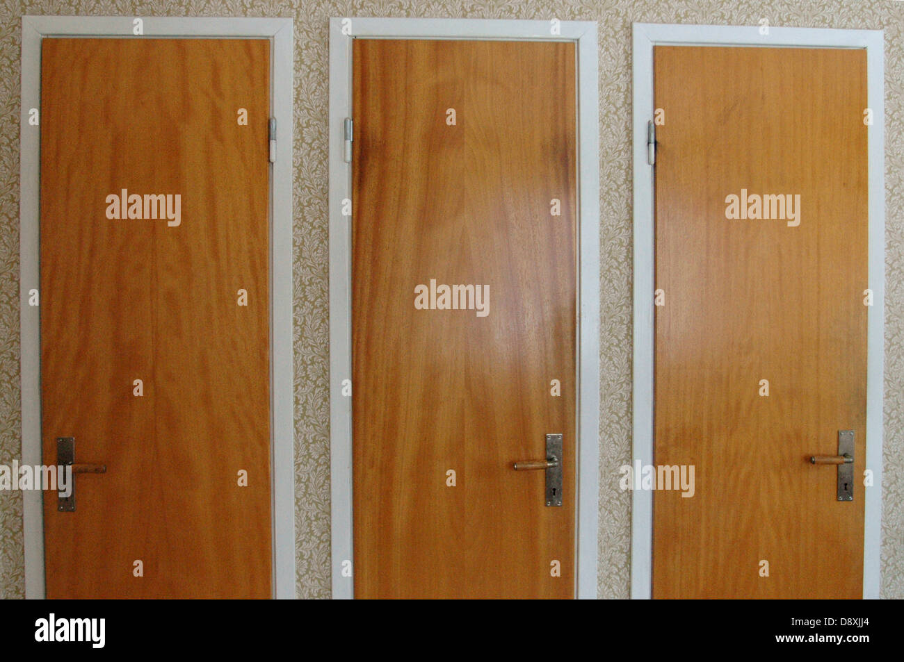Closed doors hi-res stock photography and images - Alamy