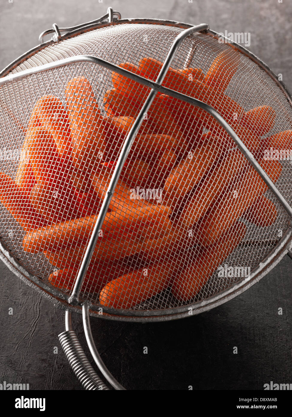 Food in sieve hi-res stock photography and images - Alamy