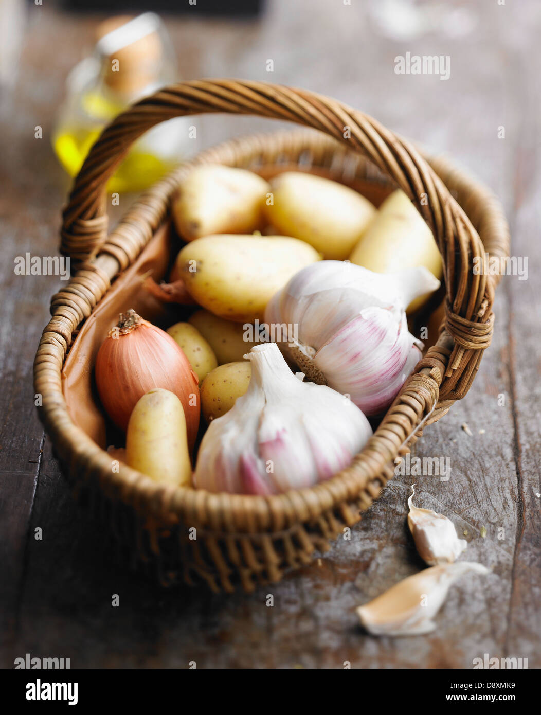 Basket of garlic,shallots and potatoes Stock Photo - Alamy
