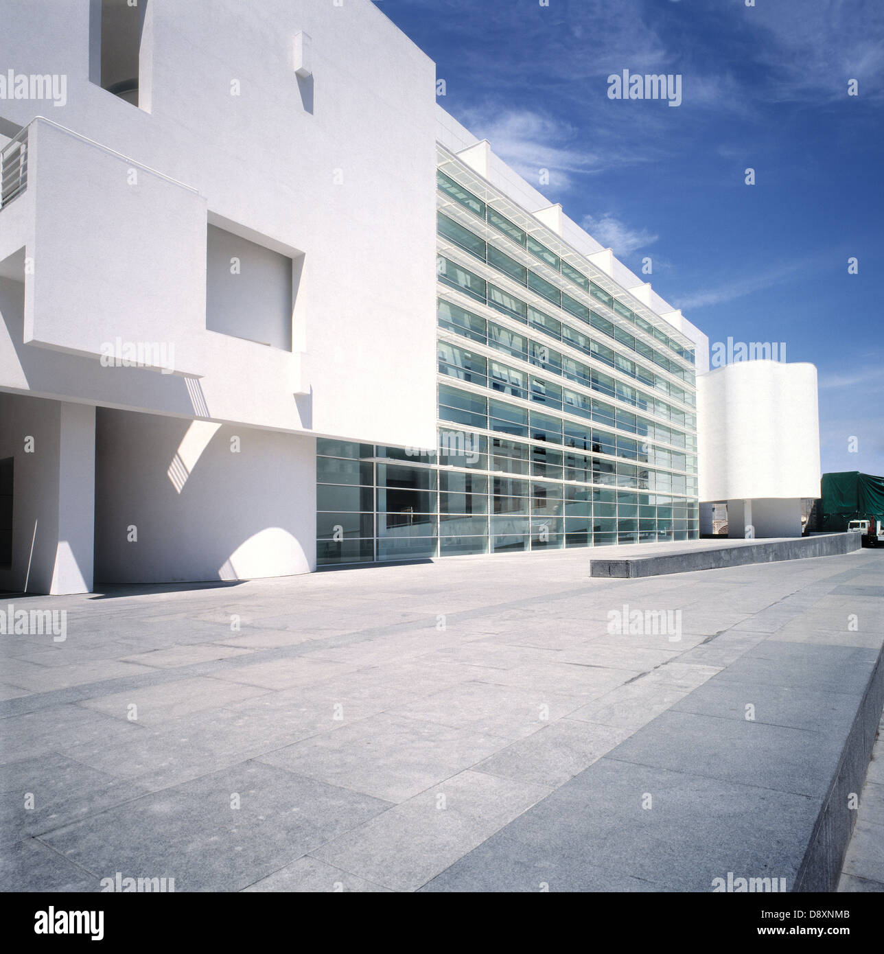 Macba Museum facade view. Richard Meyer Architecture in Barcelona ...
