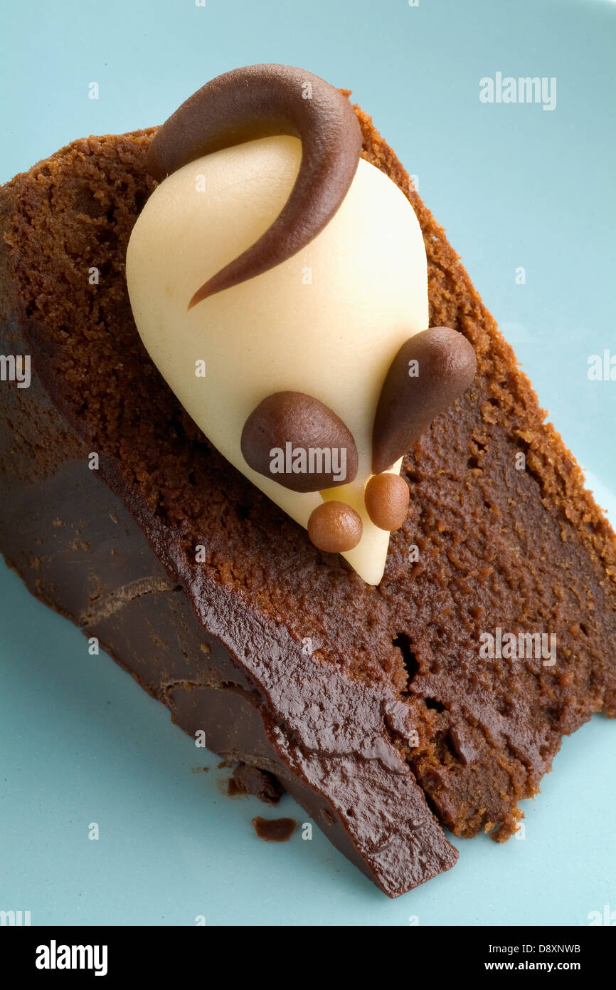 Edible mouse on a piece of chocolate cake Stock Photo - Alamy