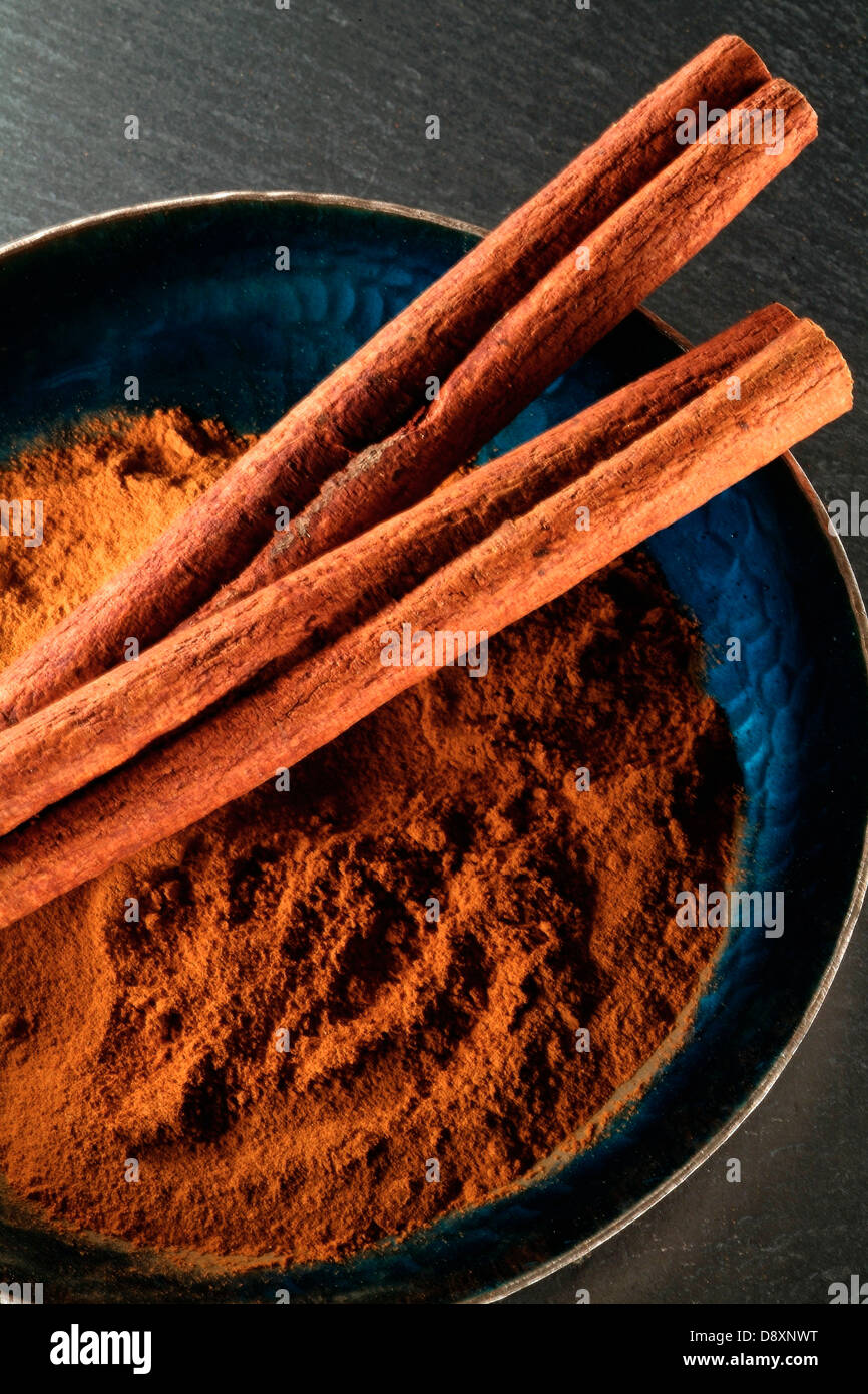 Ground cinnamon and cinnamon sticks Stock Photo - Alamy
