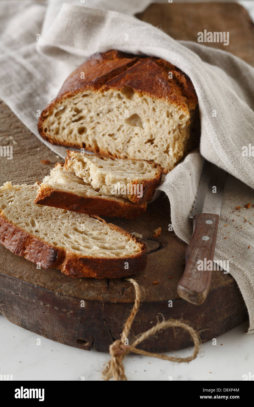 Slicing a loaf of bread Stock Photo - Alamy