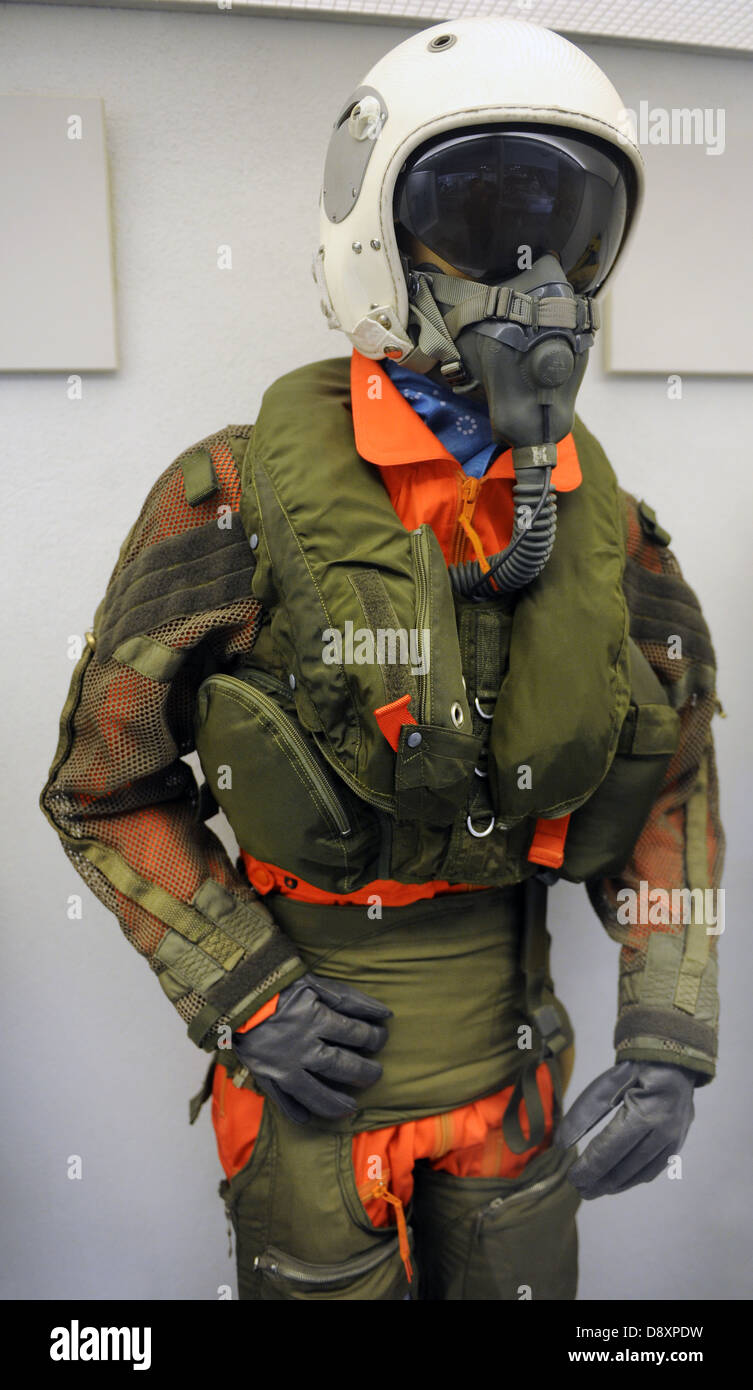 Fully automatic life preserver for aircrew. Secumar 10 HLA, 1976 ...