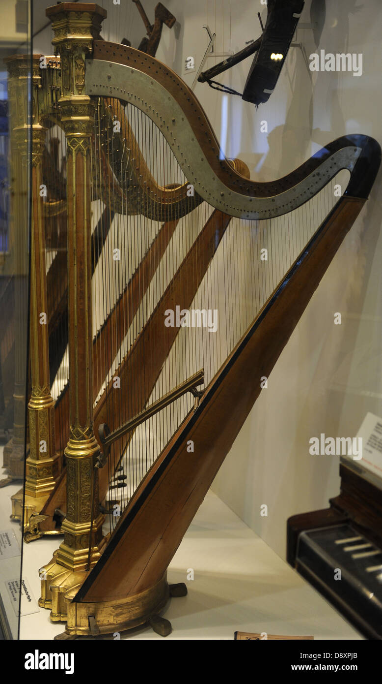 Harp instrument hi-res stock photography and images - Alamy
