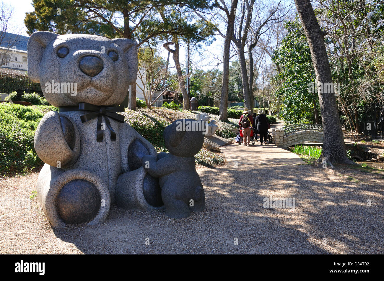 Sculpture of a Teddy bear (author J.T. Williams) in Highland Park ...