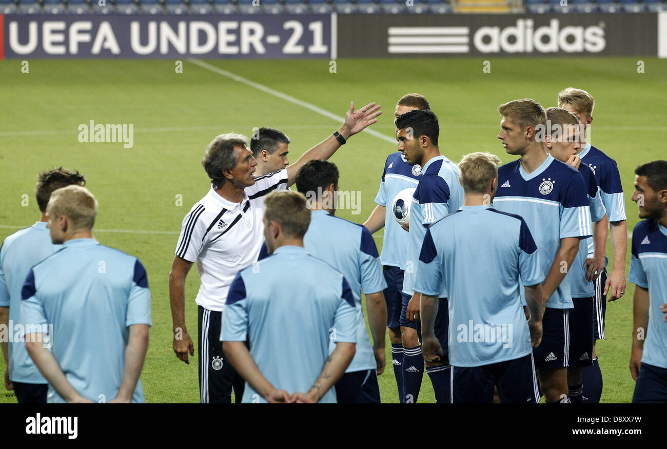 The coach of Germany's under-21 soccer squad, Rainer Adrion (3rd from R ...