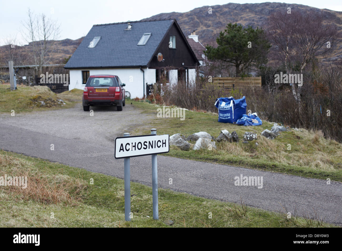 Achosnich sign and cottages. Ardnamurchan Peninsula Stock Photo - Alamy