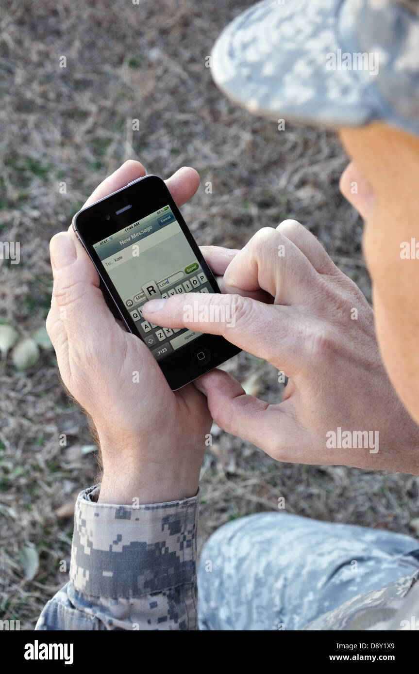 Army soldier and iphone hi-res stock photography and images - Alamy