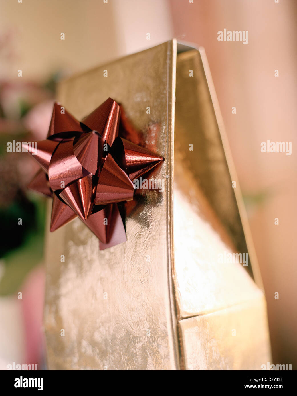 Gift wrapped parcel gold wrapping hi-res stock photography and images ...