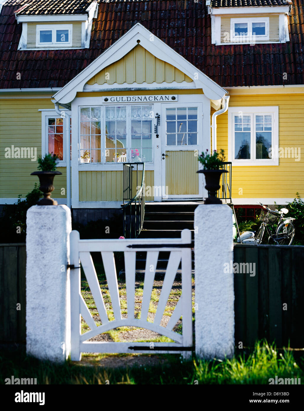 White gate hi-res stock photography and images - Alamy