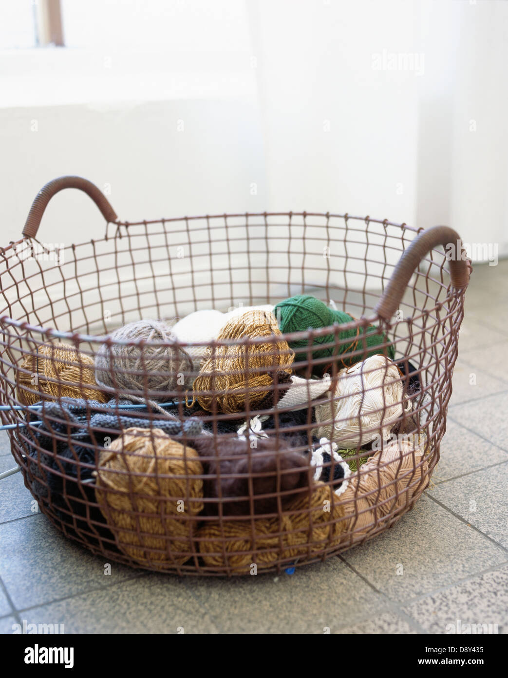 Ball of yarn in a basket Stock Photo - Alamy