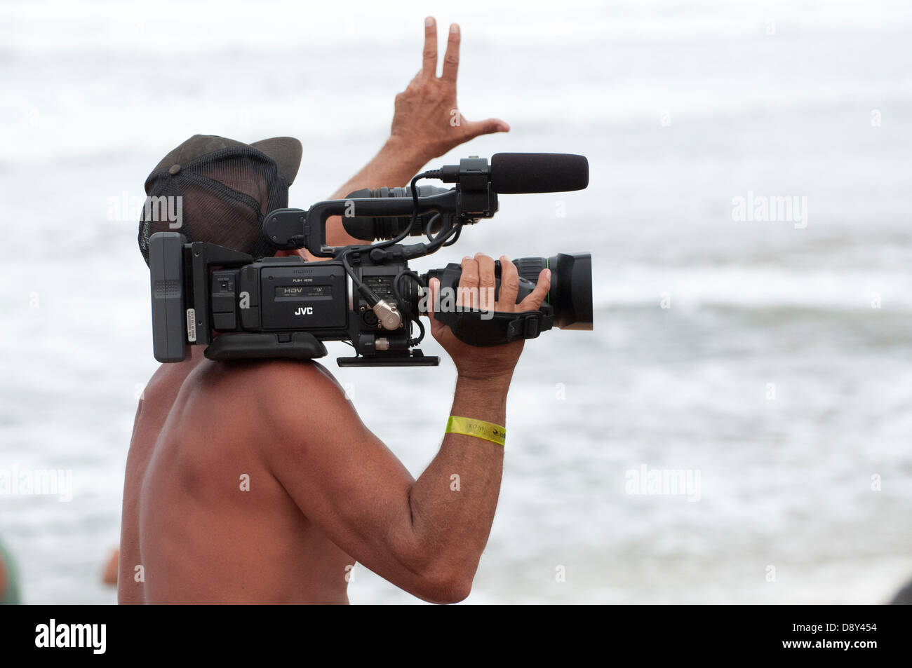 Filming camera shoulder hi-res stock photography and images - Alamy