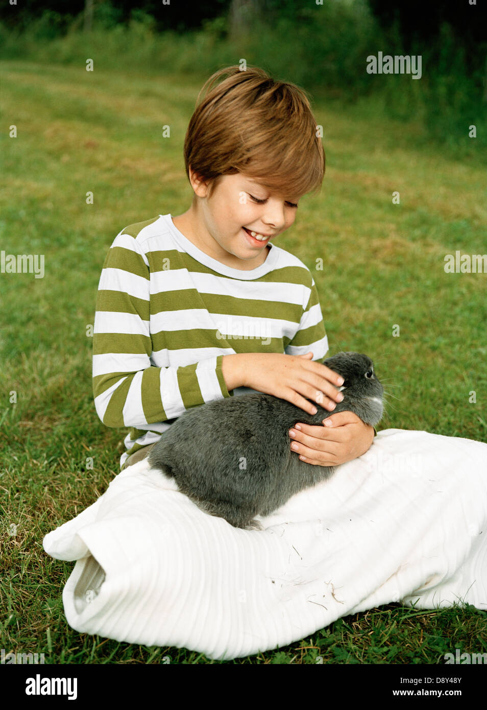 Children patting animal hi-res stock photography and images - Alamy