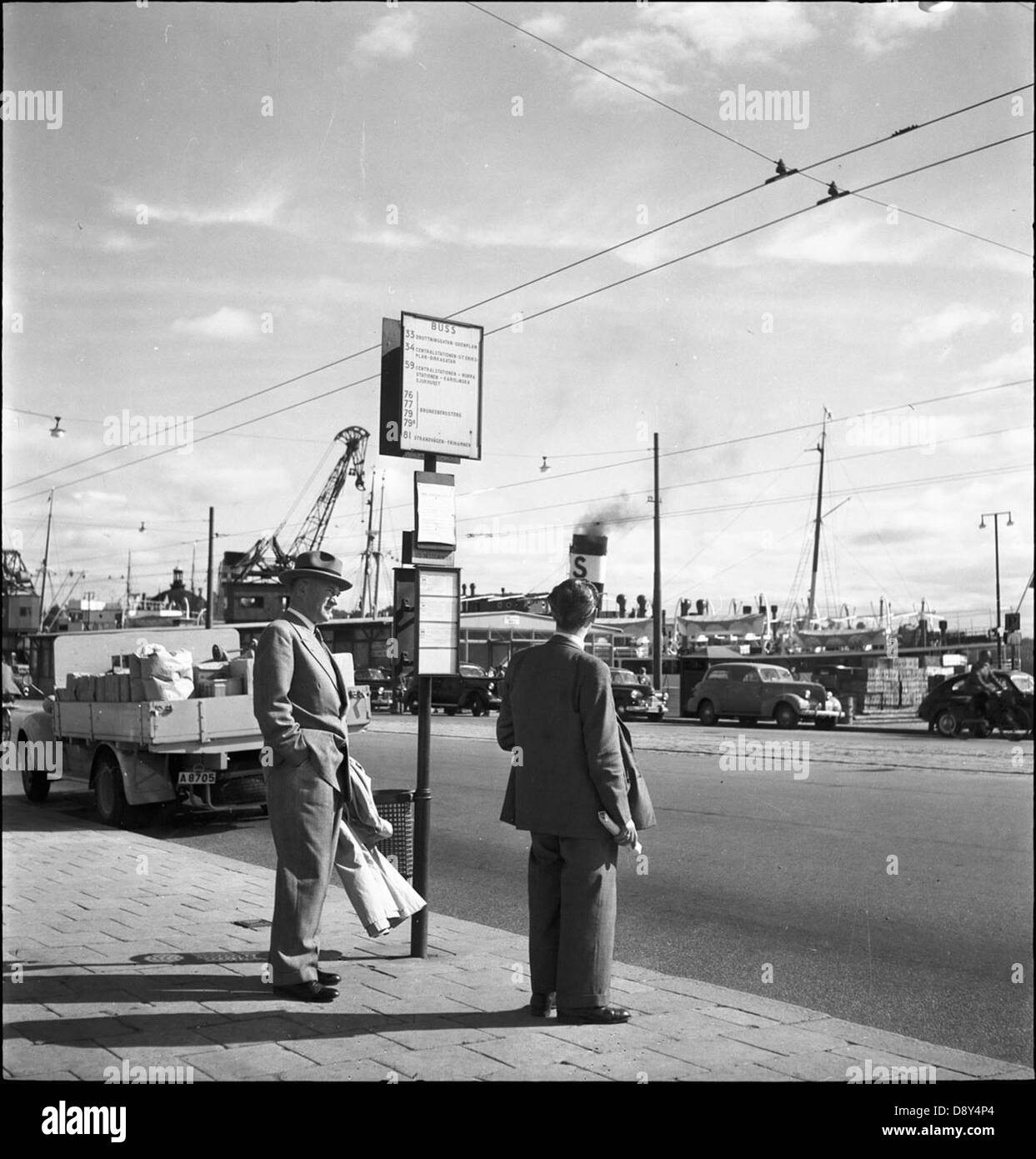 A photo from 1950 showing men waiting for the bus at Skeppsbron ...