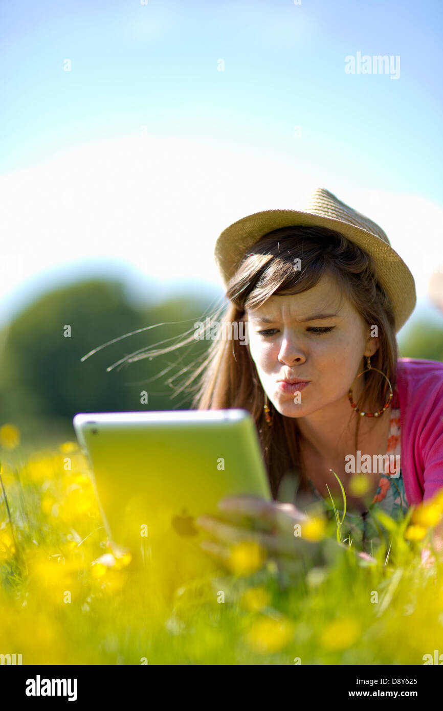 Ipad reading depth of field hi-res stock photography and images - Alamy