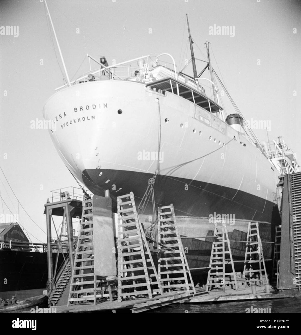 Ship in drydock hi-res stock photography and images - Alamy