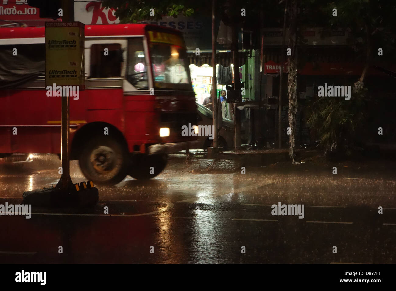Red Bus in the rain Stock Photo - Alamy